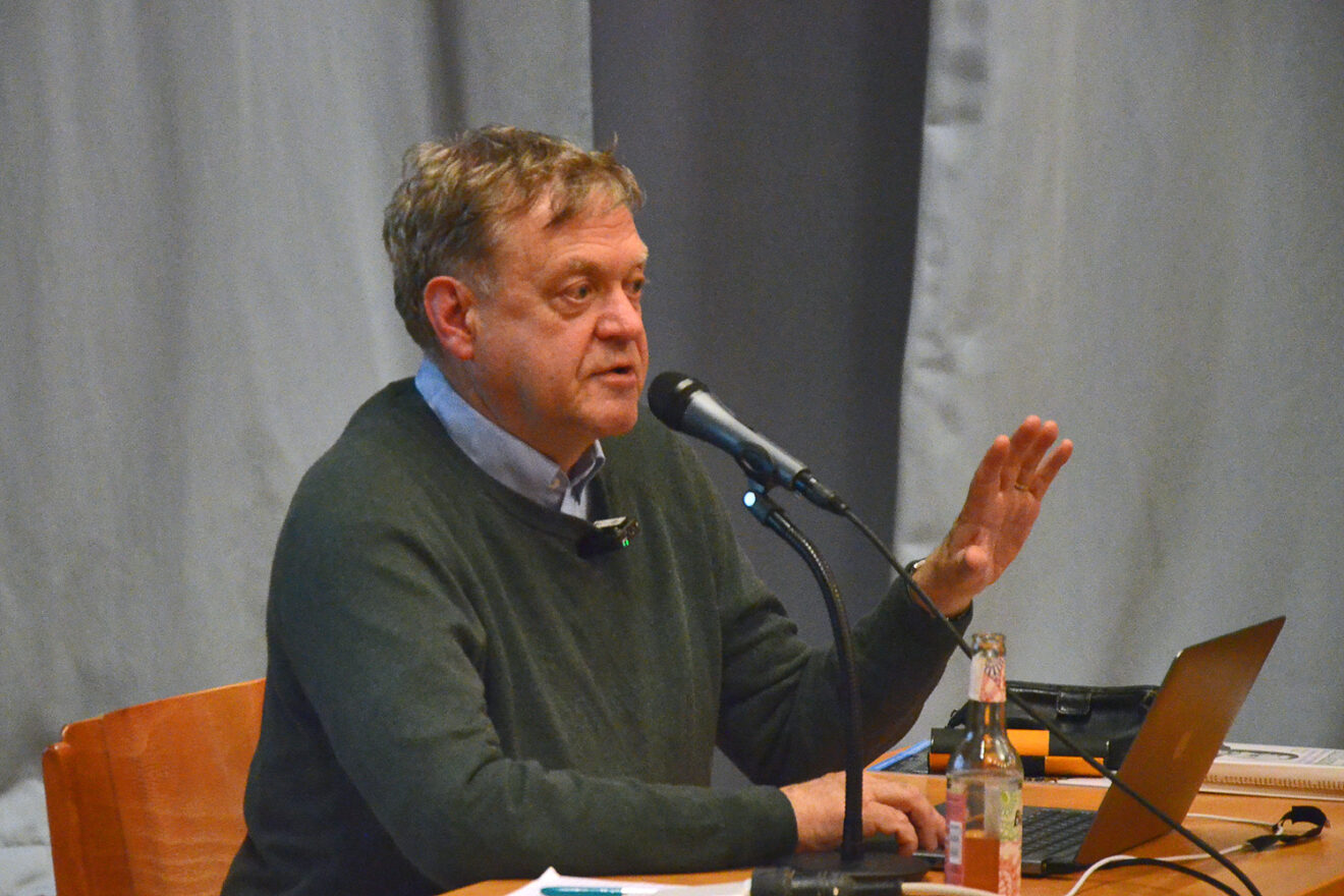 Ein blutiger Faden durch die Geschichte – Hintergrund